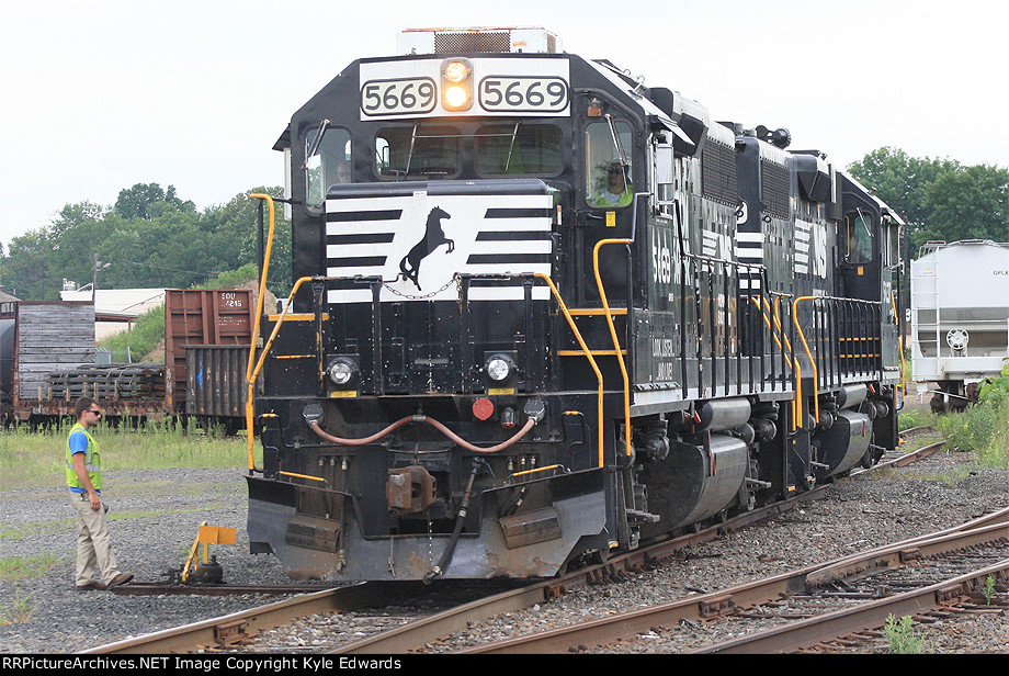 NS GP38-2 #5669 on WPMA-01